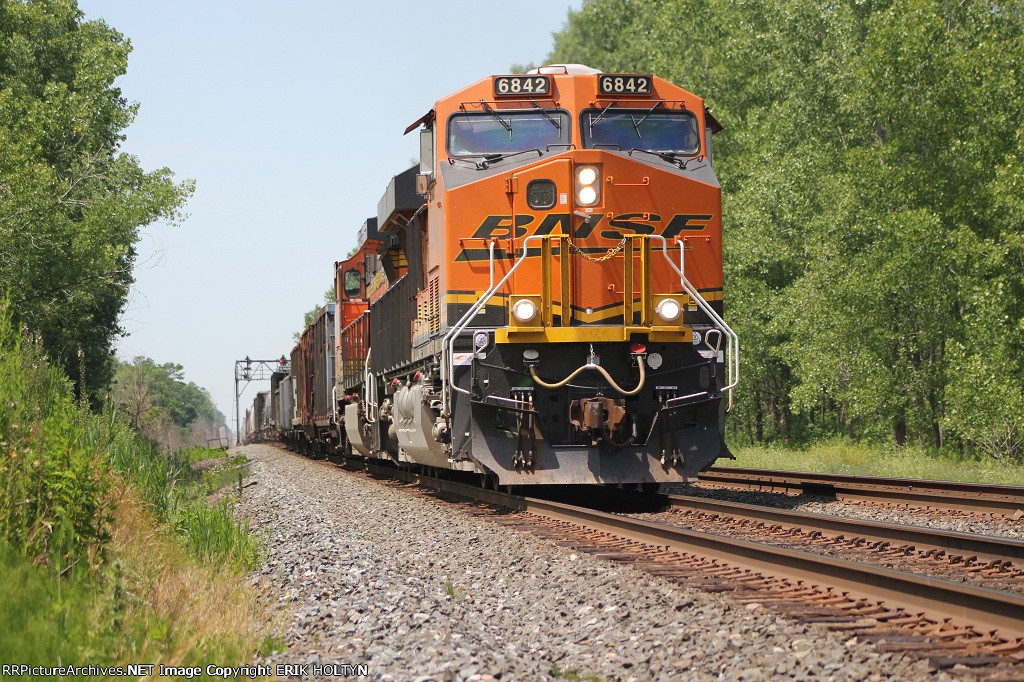 BNSF 6842 EASTBOUND